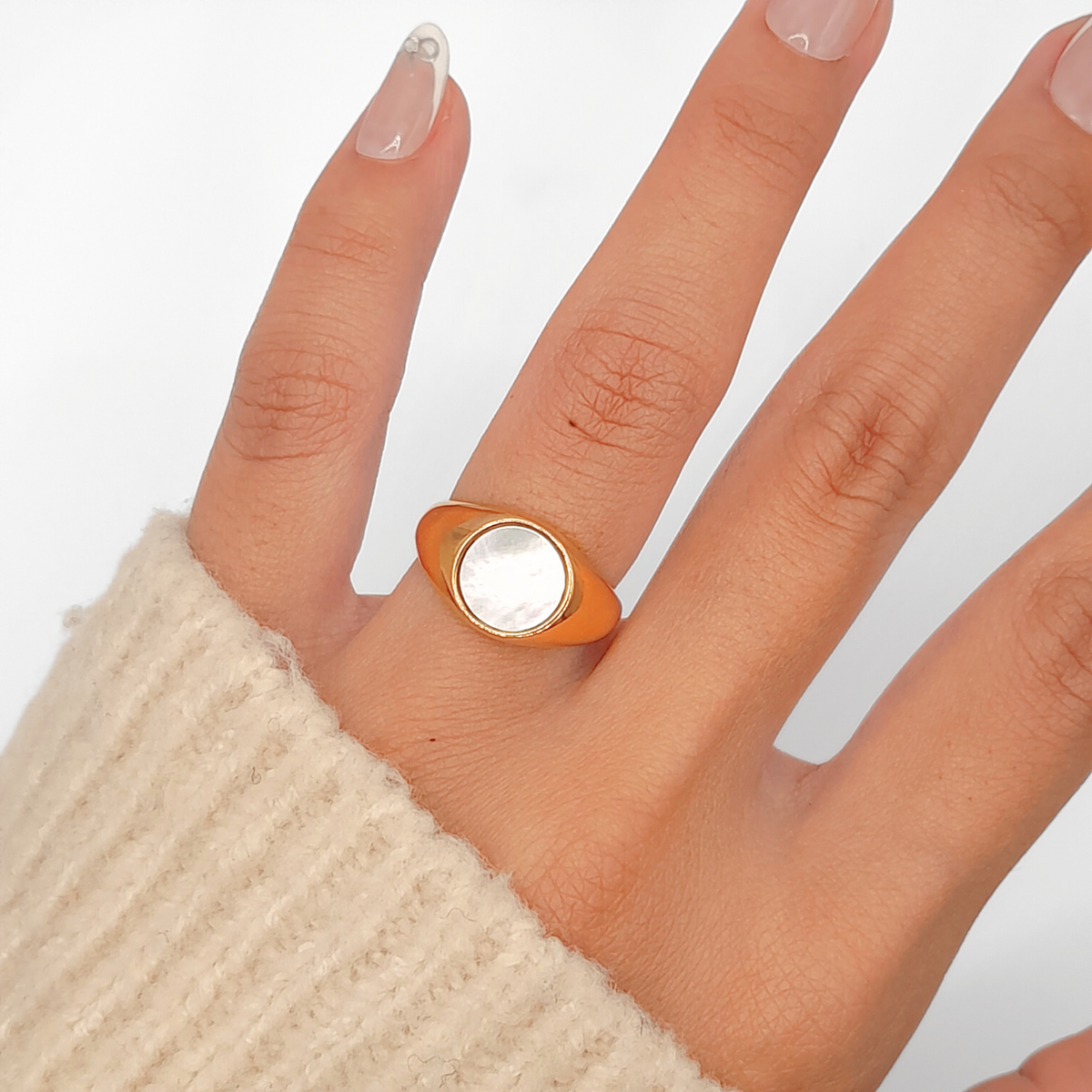 Pearl White Signet Ring | Gl'amour